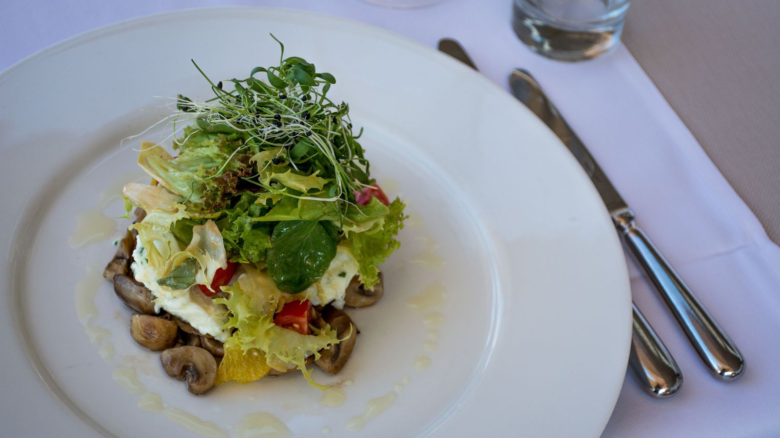 Restaurant & Castle Courtyard | Restaurant & Hotel Schloss