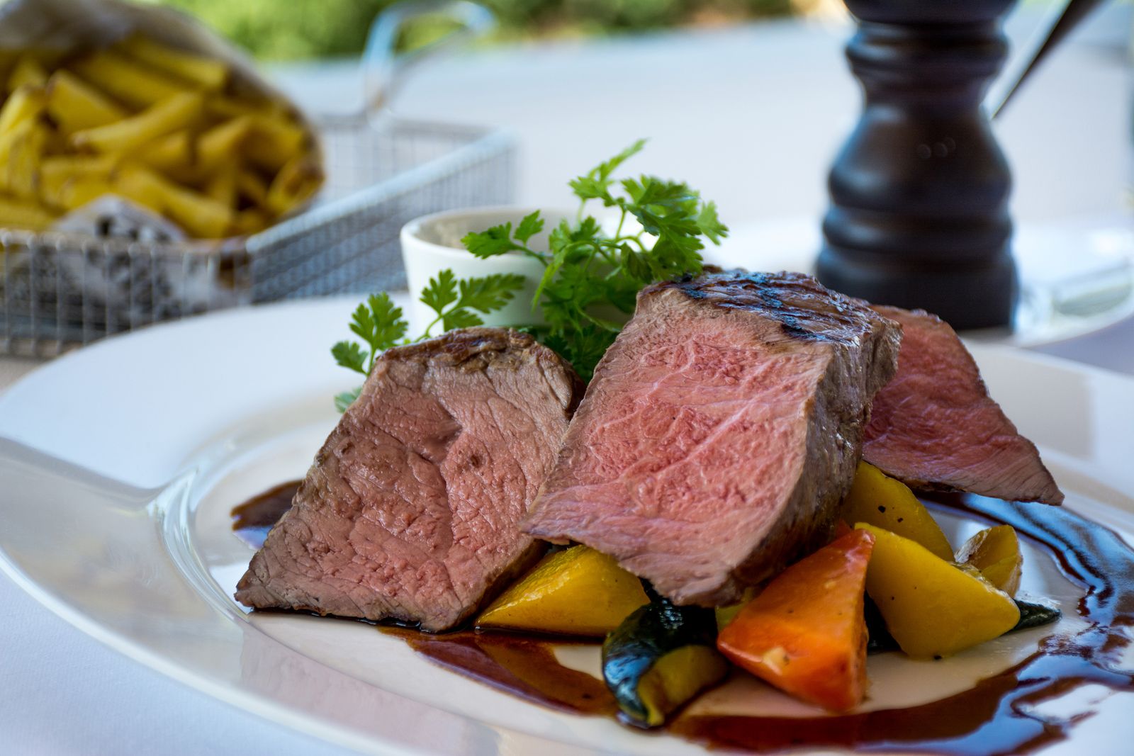 Restaurant & Castle Courtyard | Restaurant & Hotel Schloss